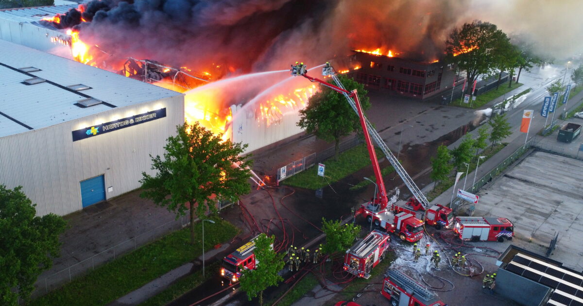 Interviews met hulpverleners tijdens brand Vice Versa in Oss